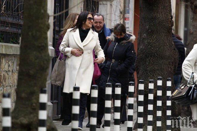 Вижте как шефката на Америка за България бяга като антилопа от телевизионен екип Гузна е за