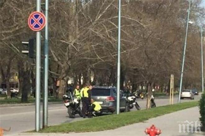 Шофьор мина на червено за малко да сгази четирима полицаи Информационна агенция ПИК