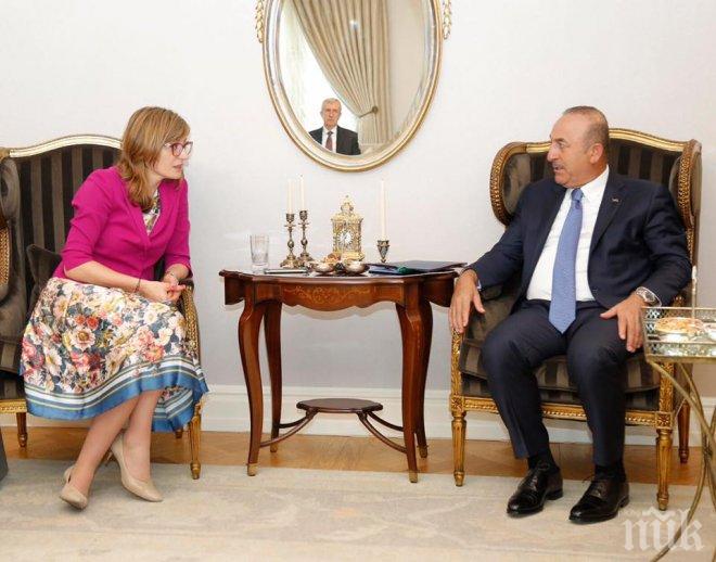 ПЪРВО В ПИК Екатерина Захариева се срещна с външния министър на Турция Ето за какво си