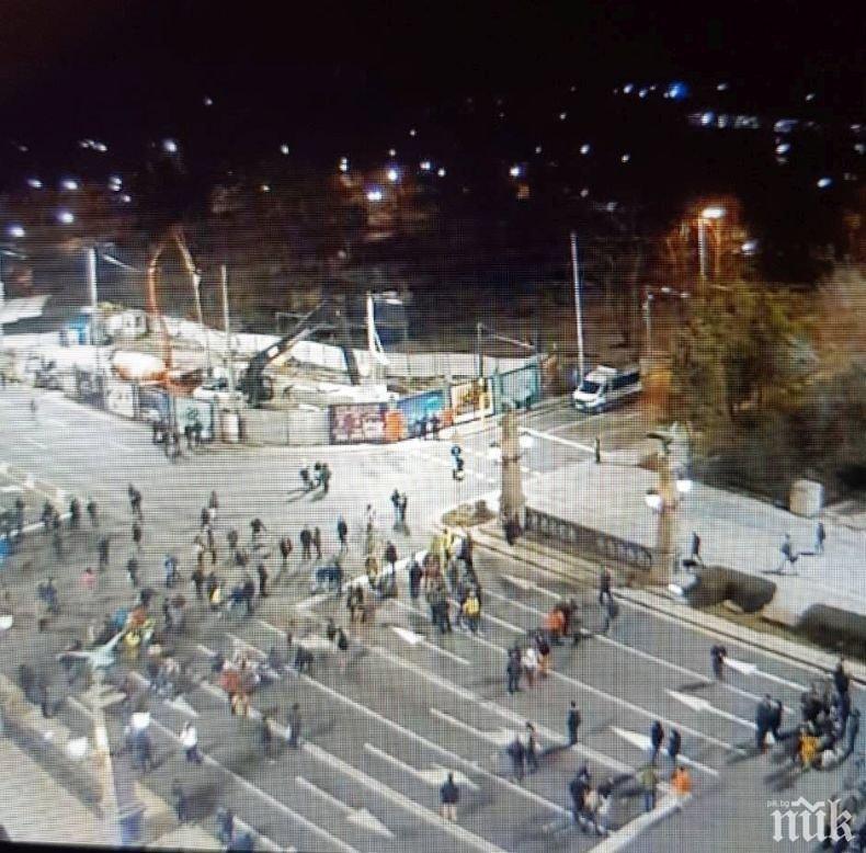 20 тъпанари държат за заложник цяла София Полицията ги пази Информационна агенция ПИК