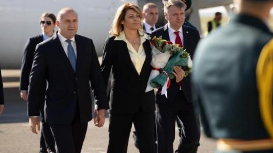 РОМАНТИКА Румен Радев и Деси се държат за ръце на слизане от самолета в Молдова СНИМКИ