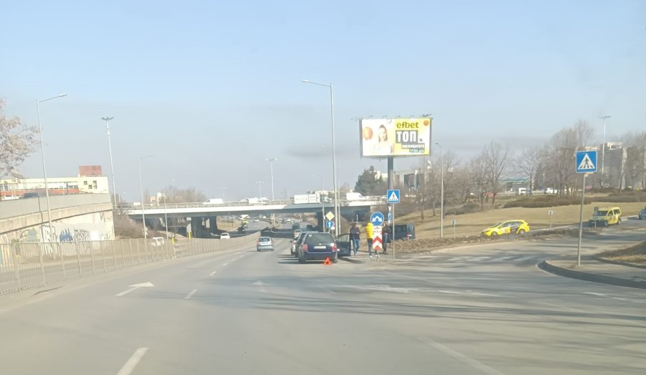 ОТ ПОСЛЕДНИТЕ МИНУТИ Верижна катастрофа на столичния булевард Александър Малинов няма ранени