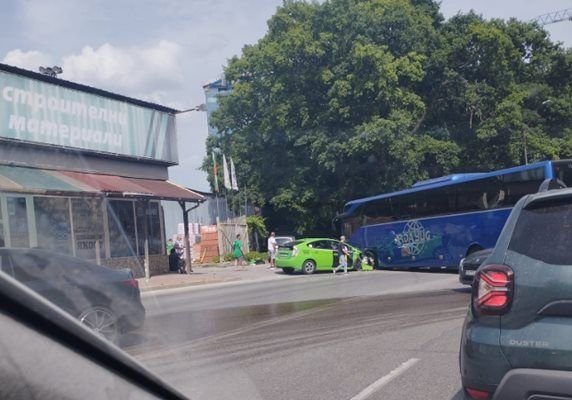 КРЪВ НА ПЪТЯ Автобус с деца и такси се сблъскаха край гара Пионер в