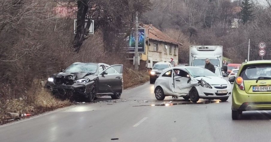 Жестока катастрофа блокира движението край Черния кос на пътя София