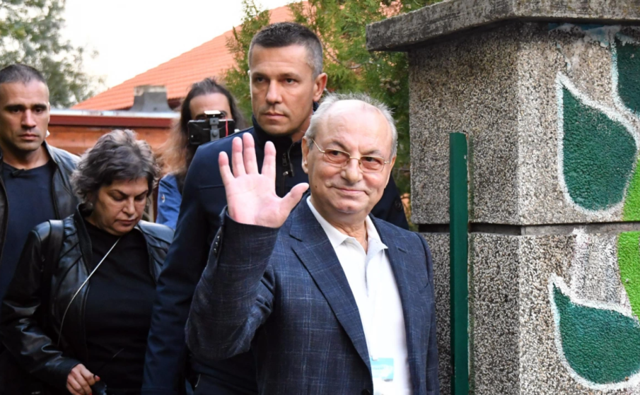 ГНЕЗДО НА ОСИ Бой за субсидията при Доган Земеделците му извиват