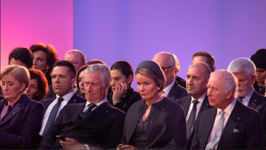 Радев стои зад крал Чарлз на церемонията за жертвите в Аушвиц в Полша