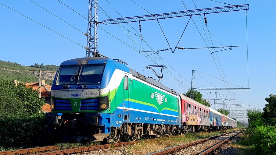 Влакът от София до Варна остана без ток пътниците пред припадък в