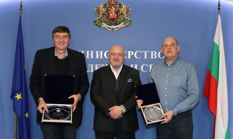 Министър Кралев награди националите по баскетбол и Росен Барчовски