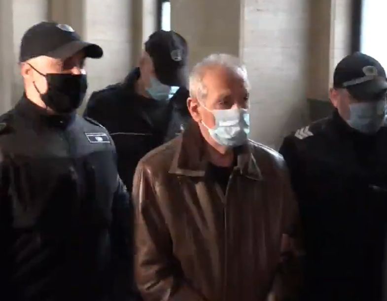 МЪЛНИЯ В ПИК Подготвяно убийство на резидента Иван Илиев Заговорът стигал високо