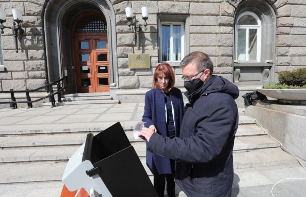 Показаха машините за гласуване пред сградата на парламента