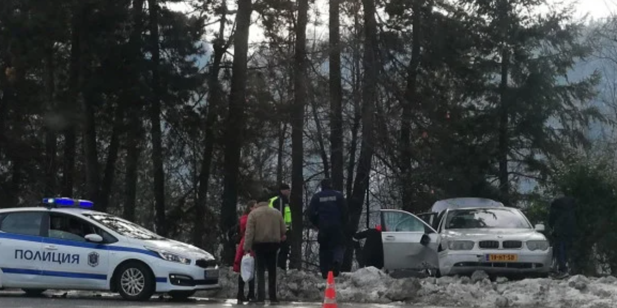 ОТ ПОСЛЕДНИТЕ МИНУТИ БМВ с английска регистрация се разби пред патрул в дърво Информационна