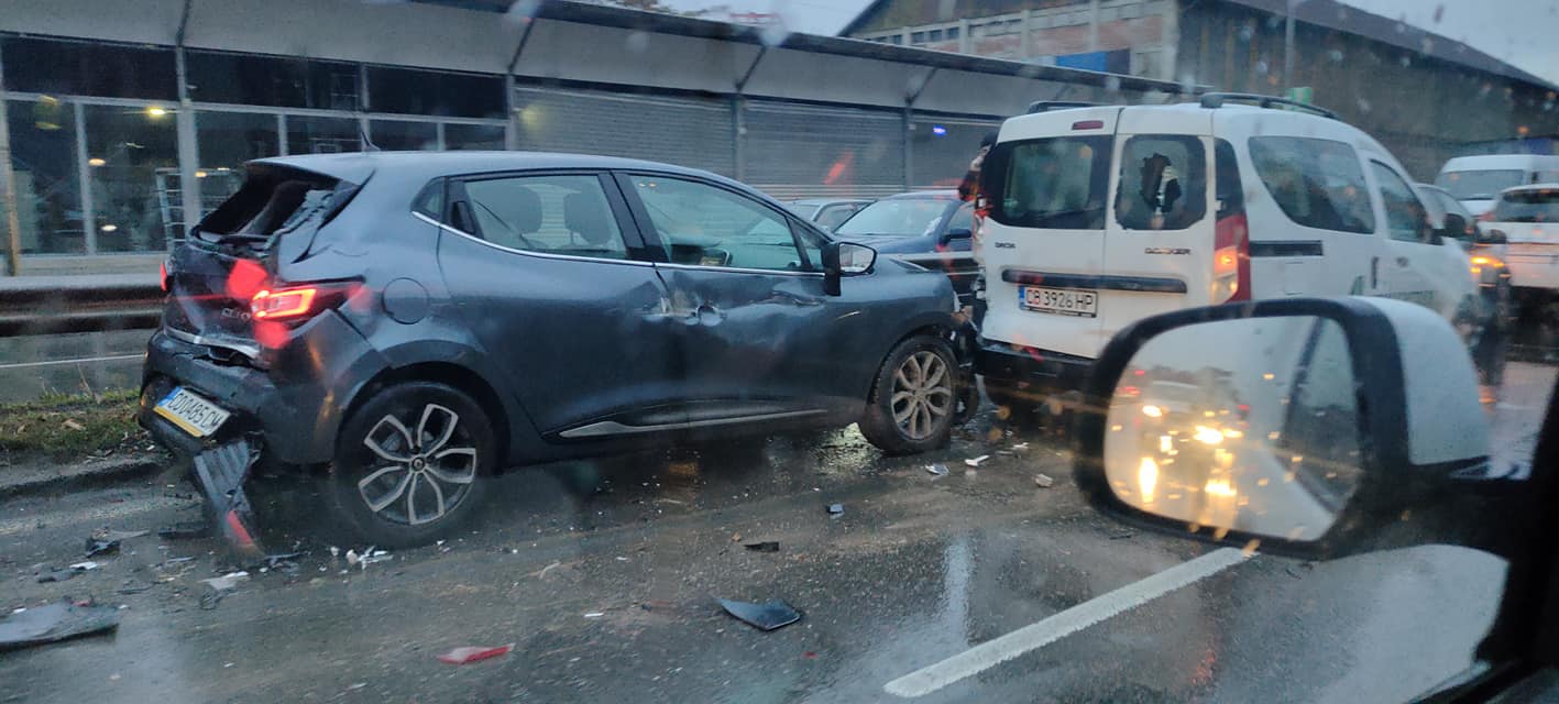 ОЩЕ ЕДНА Верижна катастрофа в столицата предизвика задръстване СНИМКИ Информационна агенция ПИК