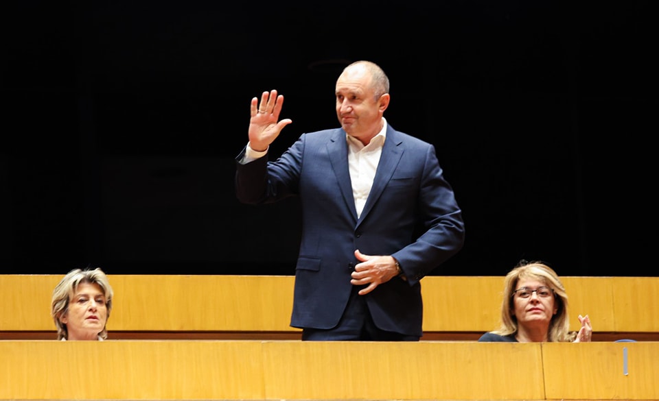 Румен Радев и министър Лечева бяха гости на спектакъла за 80 г НСА