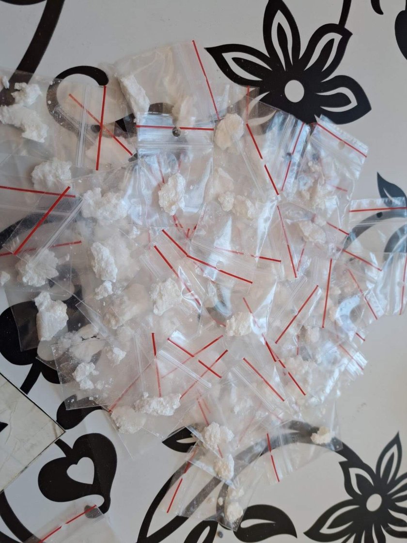 Криминалисти от Варна заловиха наркодилър в празничната вечер СНИМКИ Информационна агенция ПИК