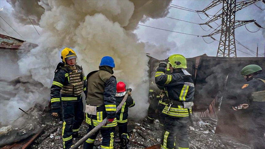 Седем души сред които две деца загинаха при руски удари в Днипро
