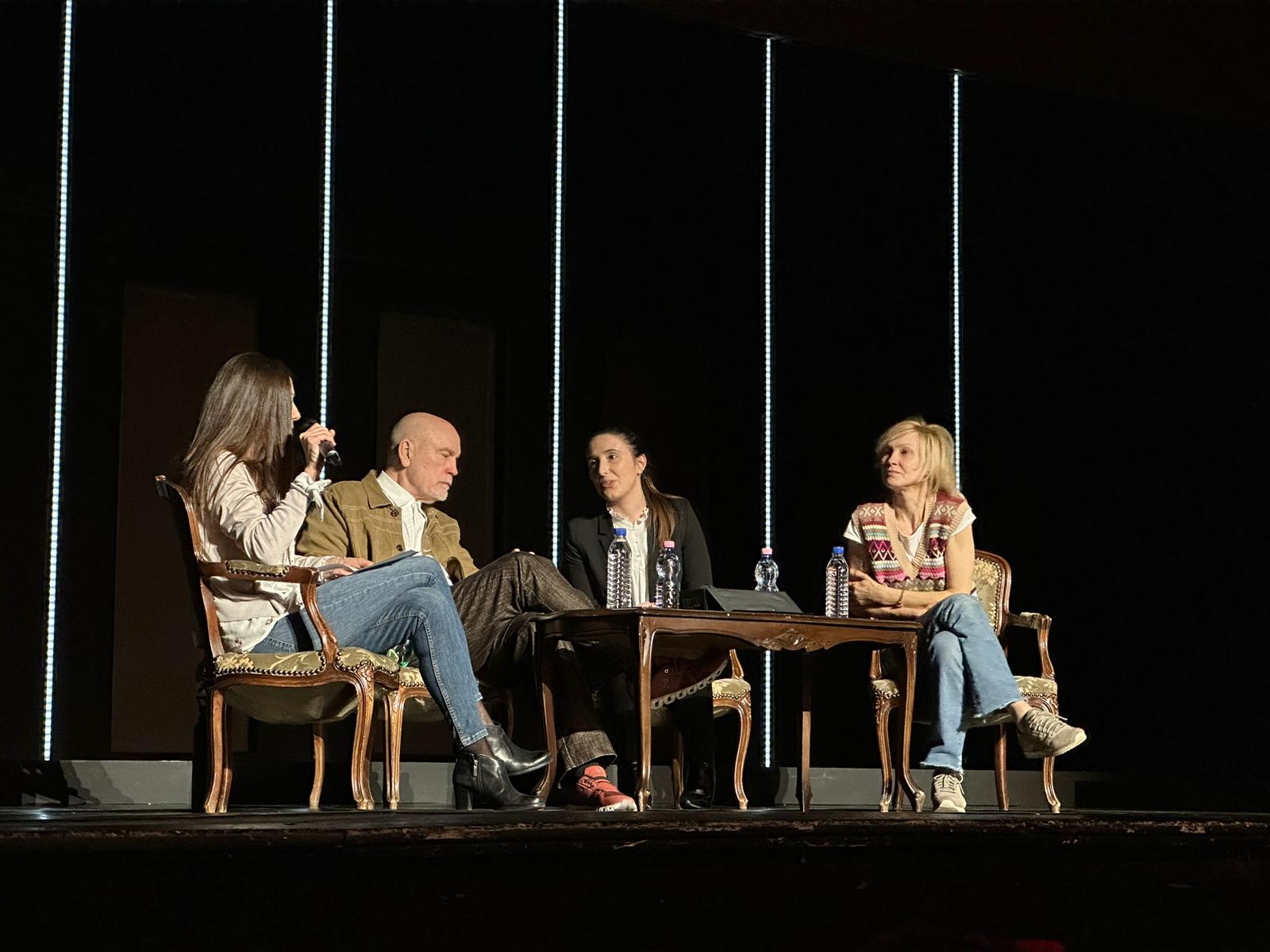 Мъж мастурбира на сцената на Народния театър Джон Малкович в пиеса за педофилия Соня