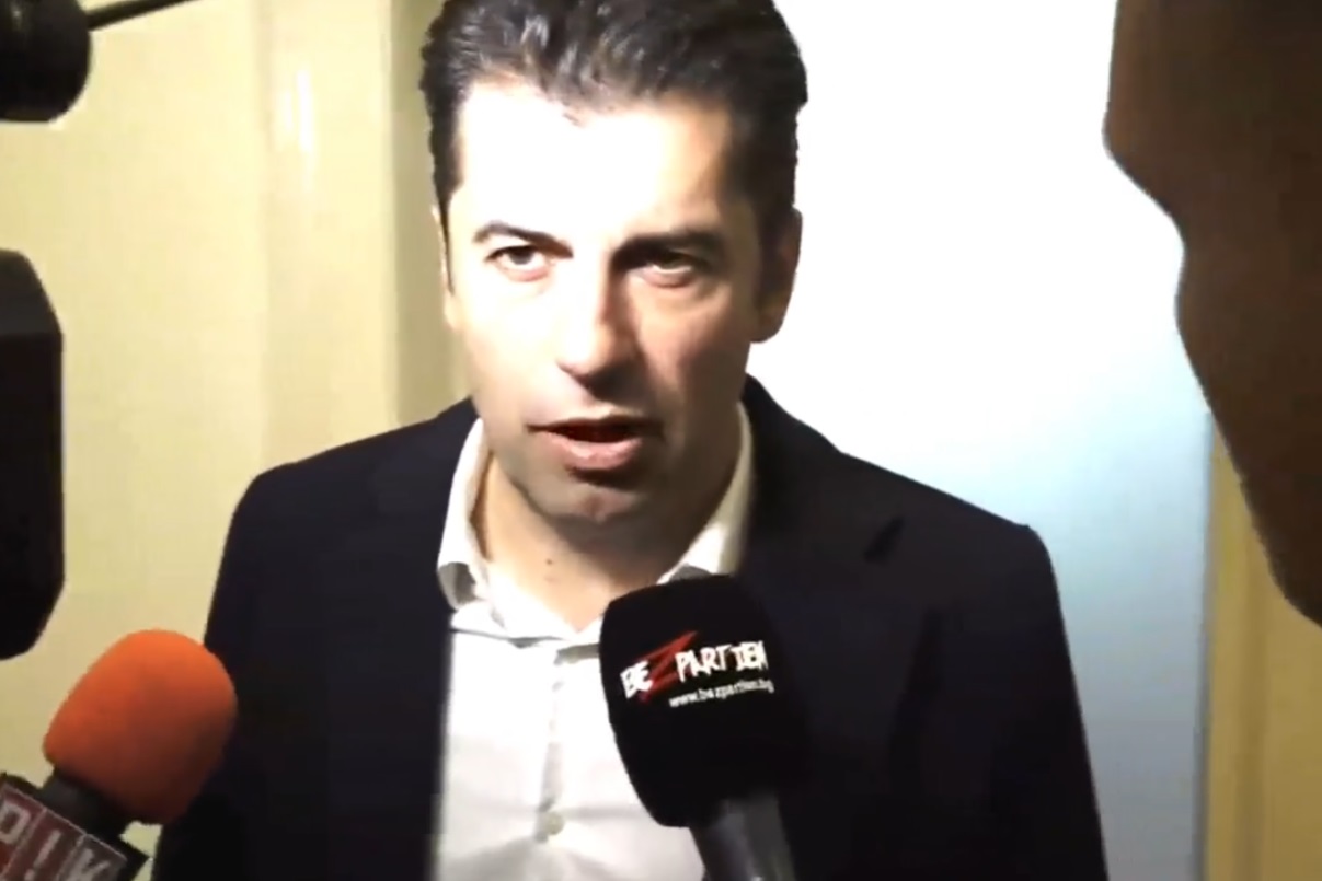 САМО В ПИК Подгониха Киро с Конституцията Найо Тицин го пази ВИДЕО