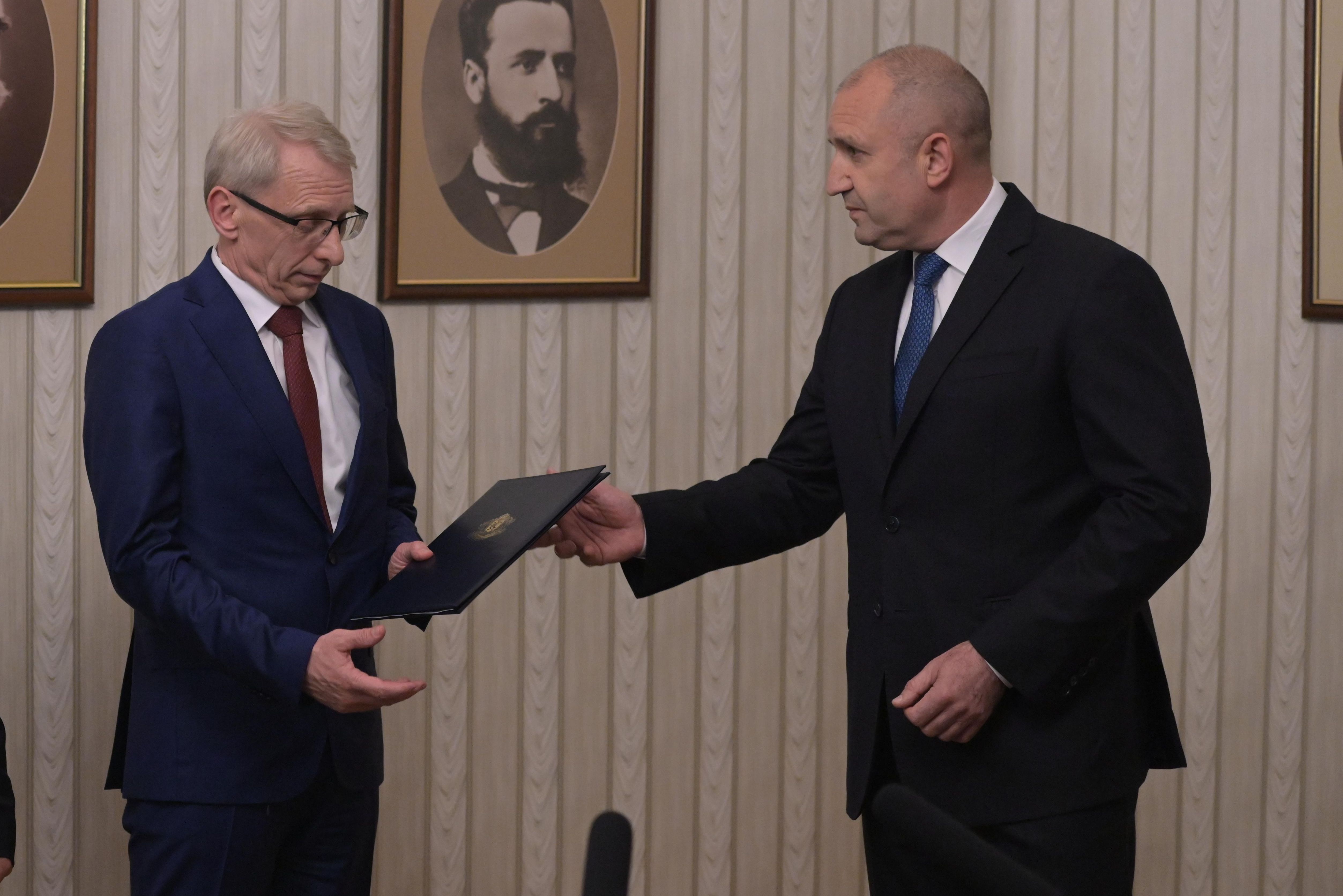 МРЕЖАТА ВРИ Радев наби канчето на Чистача Гнома Молеца и Каката мандатът оттече в канала