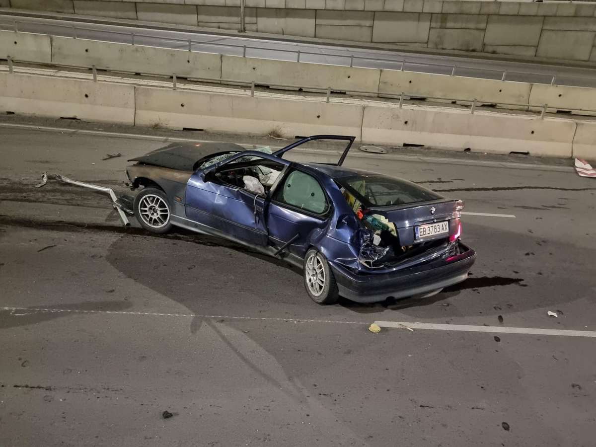 Брутална катастрофа с БМВ млад мъж е с опасност за живота СНИМКИ Информационна агенция ПИК