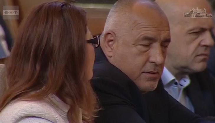 ГОРЕЩО В ПИК Асен Василев и ген Атанасов заровиха глави в телефоните в пленарна зала Борисов