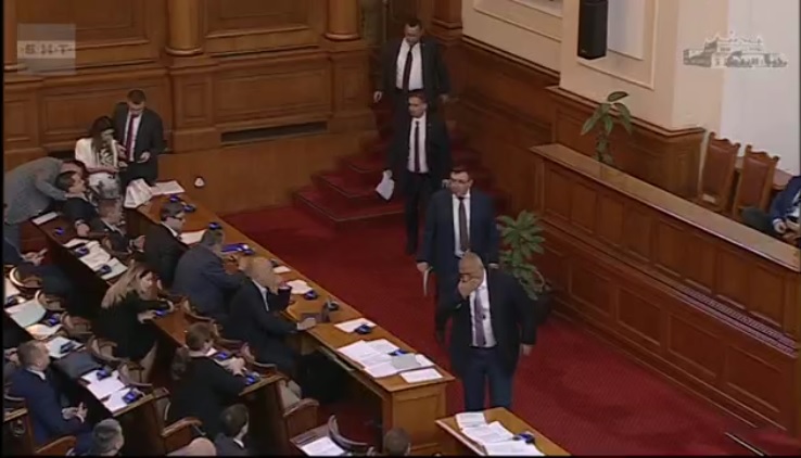 ГОРЕЩО В ПИК Асен Василев и ген Атанасов заровиха глави в телефоните в пленарна зала Борисов