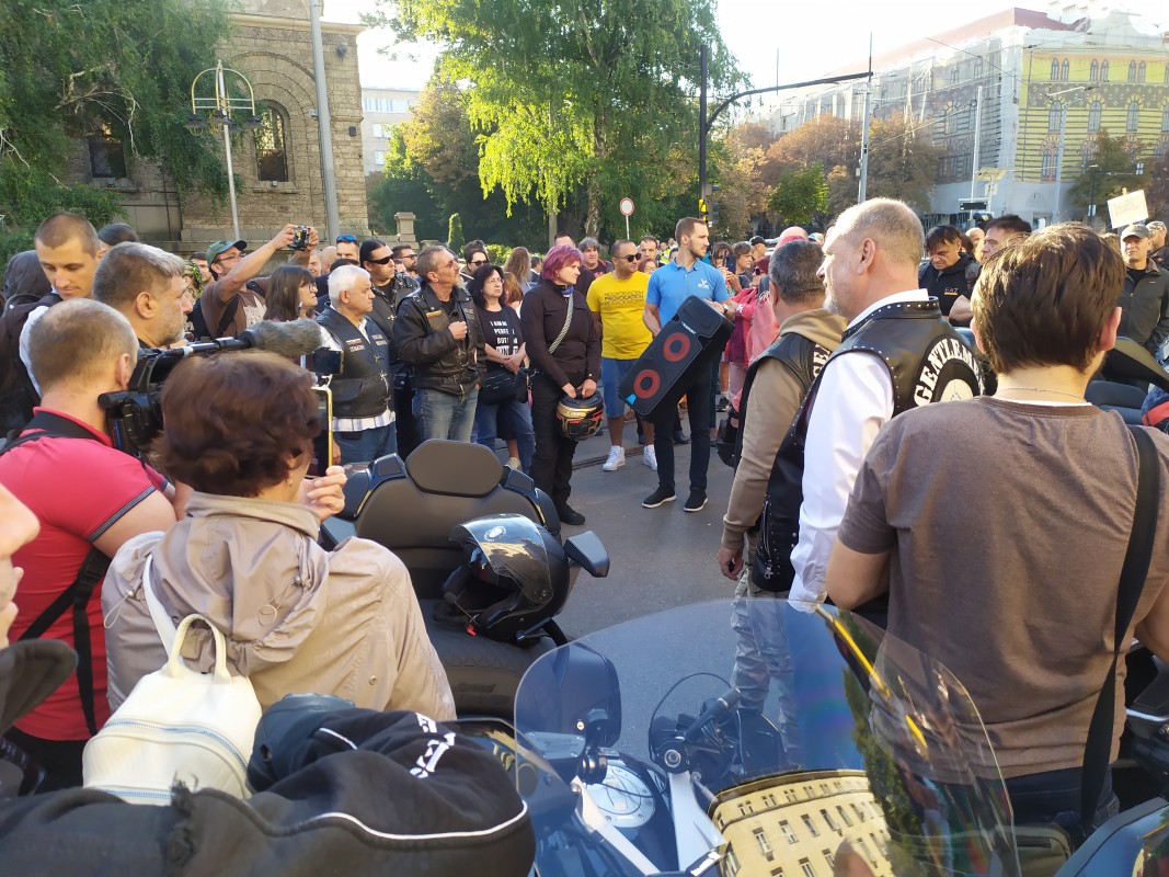 Рокери демонстрират пред съда в подкрепа на певицата Милена Славова Информационна агенция ПИК