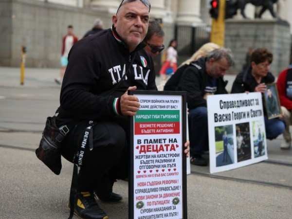 ПРОТЕСТНО ШЕСТВИЕ Родители на деца убити на пътя настояват за спешни