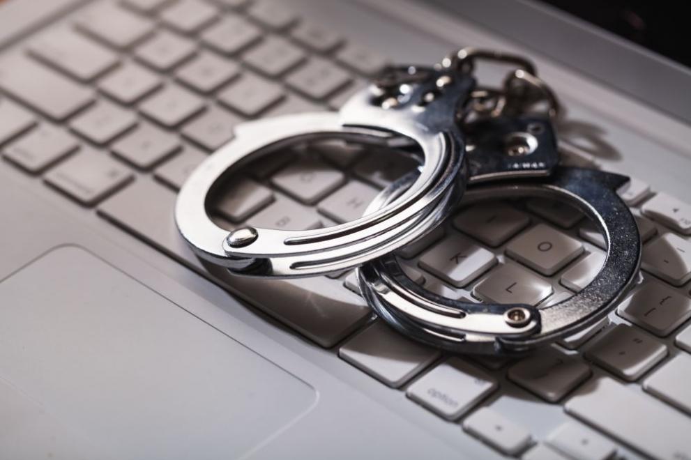 Задържаха свещеник разпространявал порнографски материали с