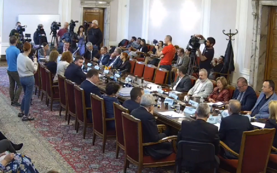 Комисията по здравеопазване се събира извънредно заради заплатите на младите лекари