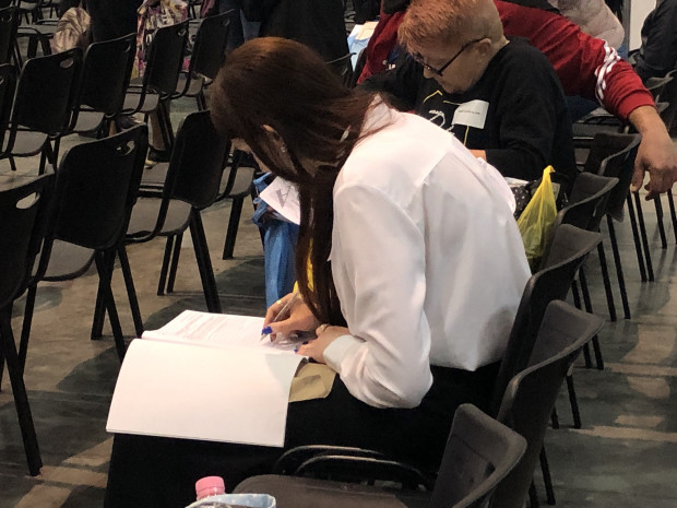 ХАОСЪТ Е ПЪЛЕН Дописват протоколи на коляно в ОИК Пловдив Информационна агенция ПИК