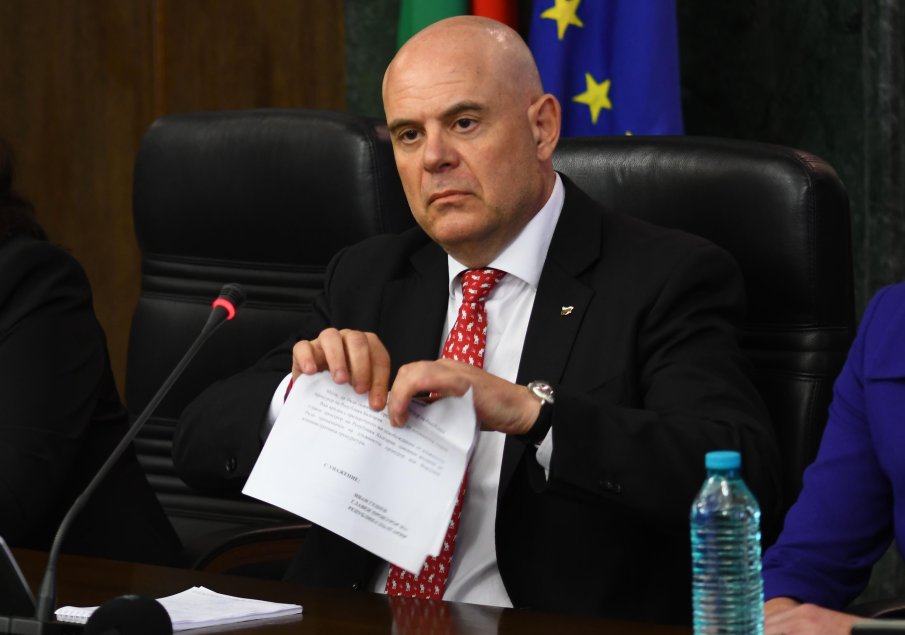 ГЪРМИ СКАНДАЛ Гешев оглавява черен списък в БТВ Нова и БНТ Кошлуков Ако го пусна в