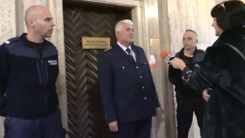 ЦИРКЪТ Е ПЪЛЕН Трима полицаи пазят кабинета на Васил Терзиев ето кой спешно изтича при него