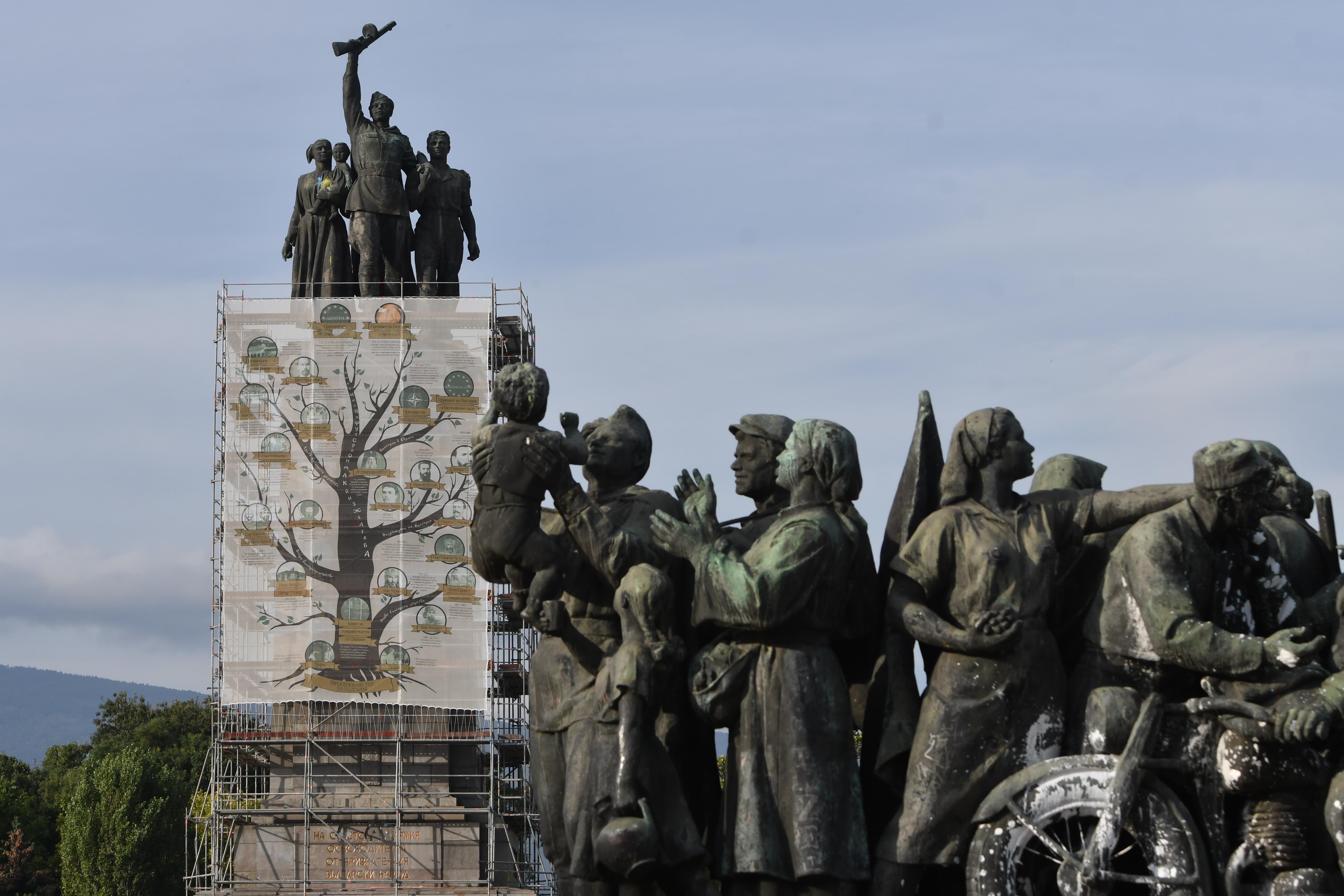 Областната управа на София Паметникът на Съветската армия спешно