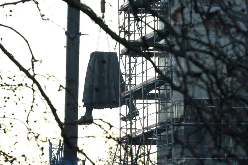 Премахнаха и последната фигура от Паметника на Съветската армия Информационна агенция ПИК