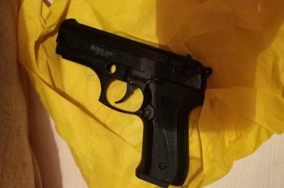 ГОРЕЩА КРЪВ: Мъж стреля с пистолет в центъра на Плевен - Информационна ...