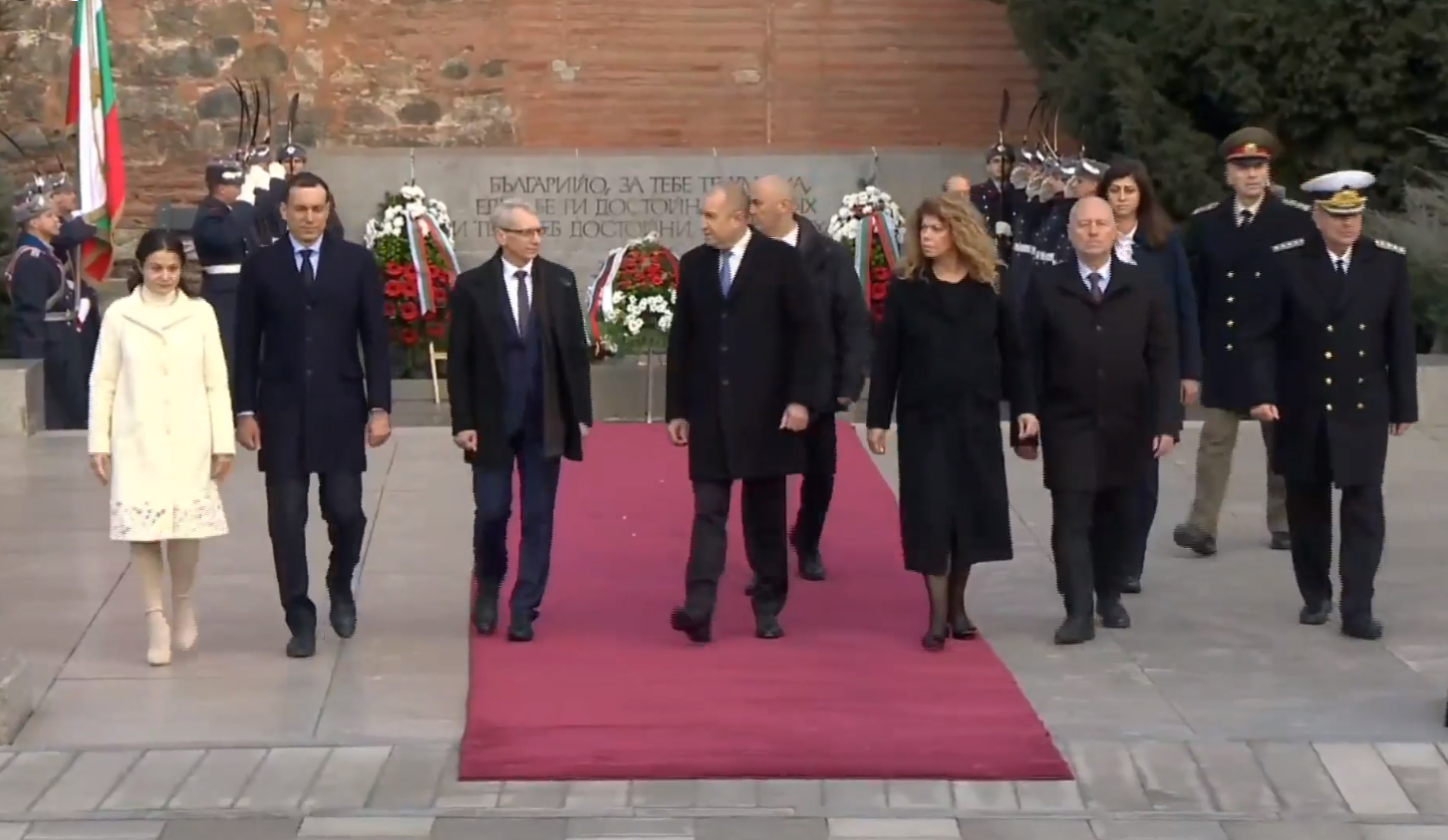 Радев Денков и Терзиев се строиха за водосвета на бойните знамена на