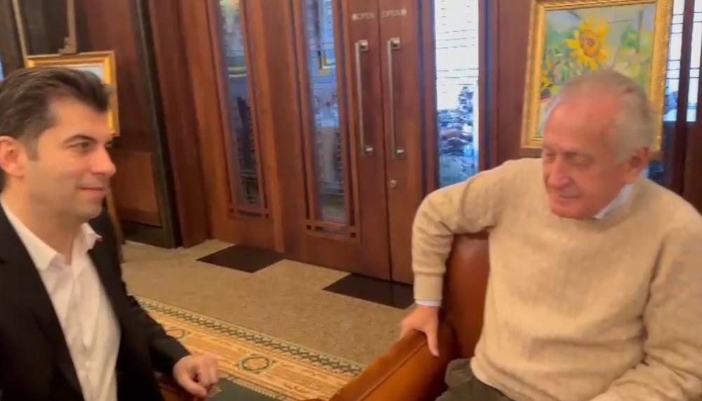 БОМБА В ПИК Тv Невероятен цирк вижте как Кирил Петков преговаря със скрития бос на БТВ и Нова