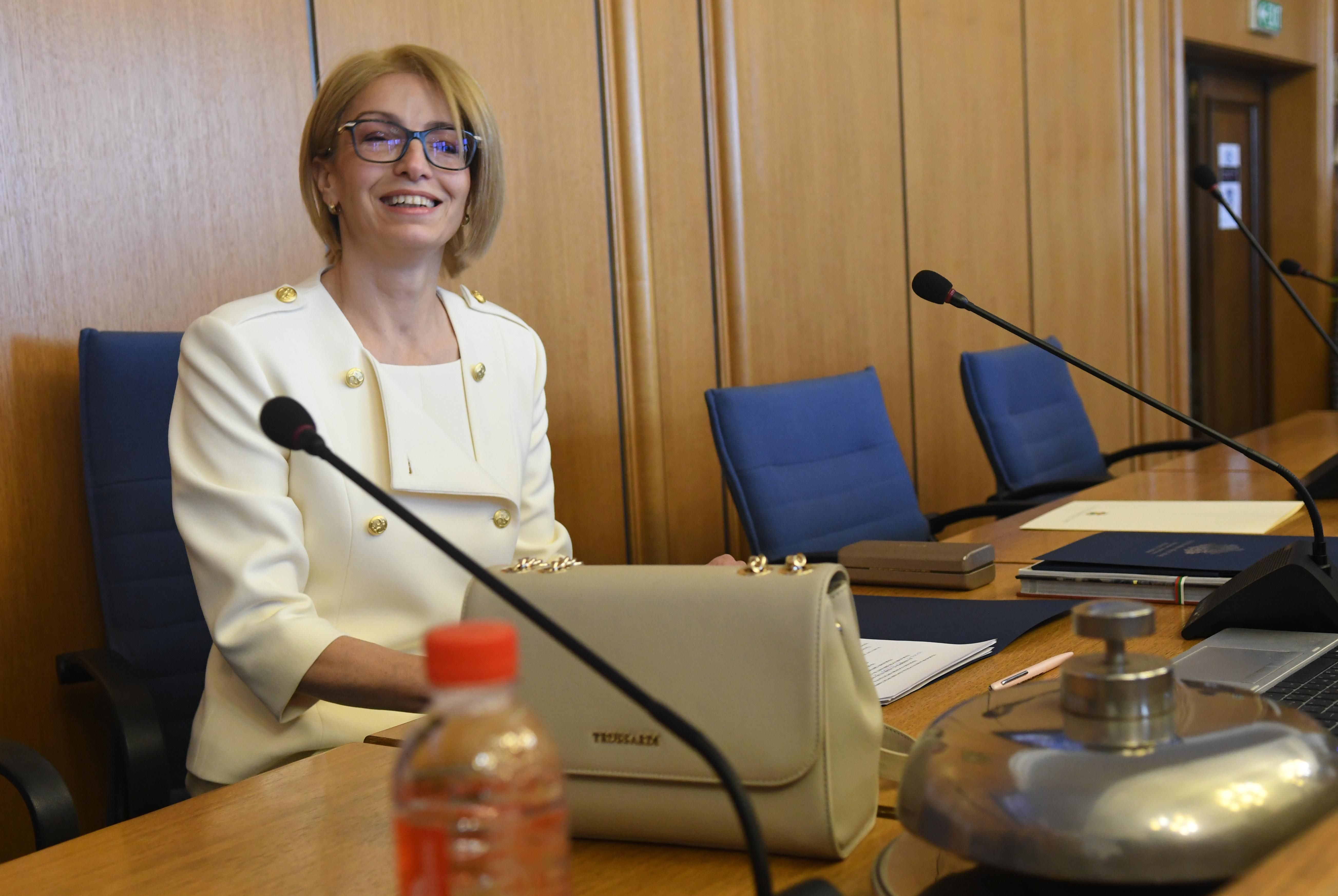 След поисканата оставка Областната управителка на София с извънреден брифинг Информационна