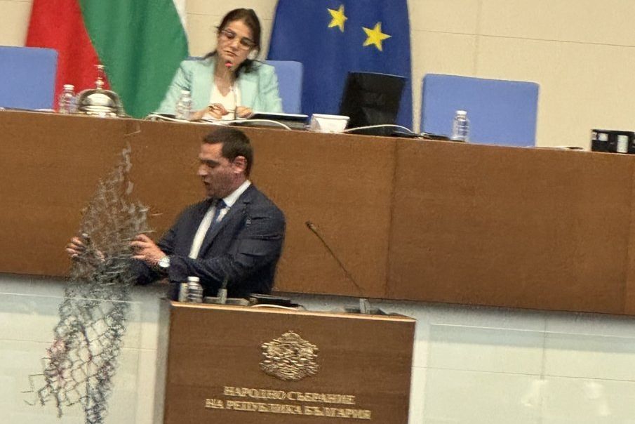 ШАШ Депутат от Възраждане домъкна на трибуната част от телената ограда на границата закърпена