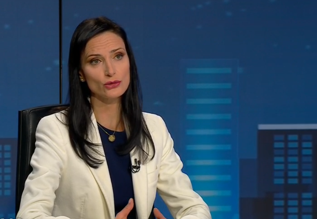 СЕЛСКА ВЕЧЕРИНКА ЧАСТ ПОРЕДНА Габриел завъртя познатата плоча Новината е че няма новина