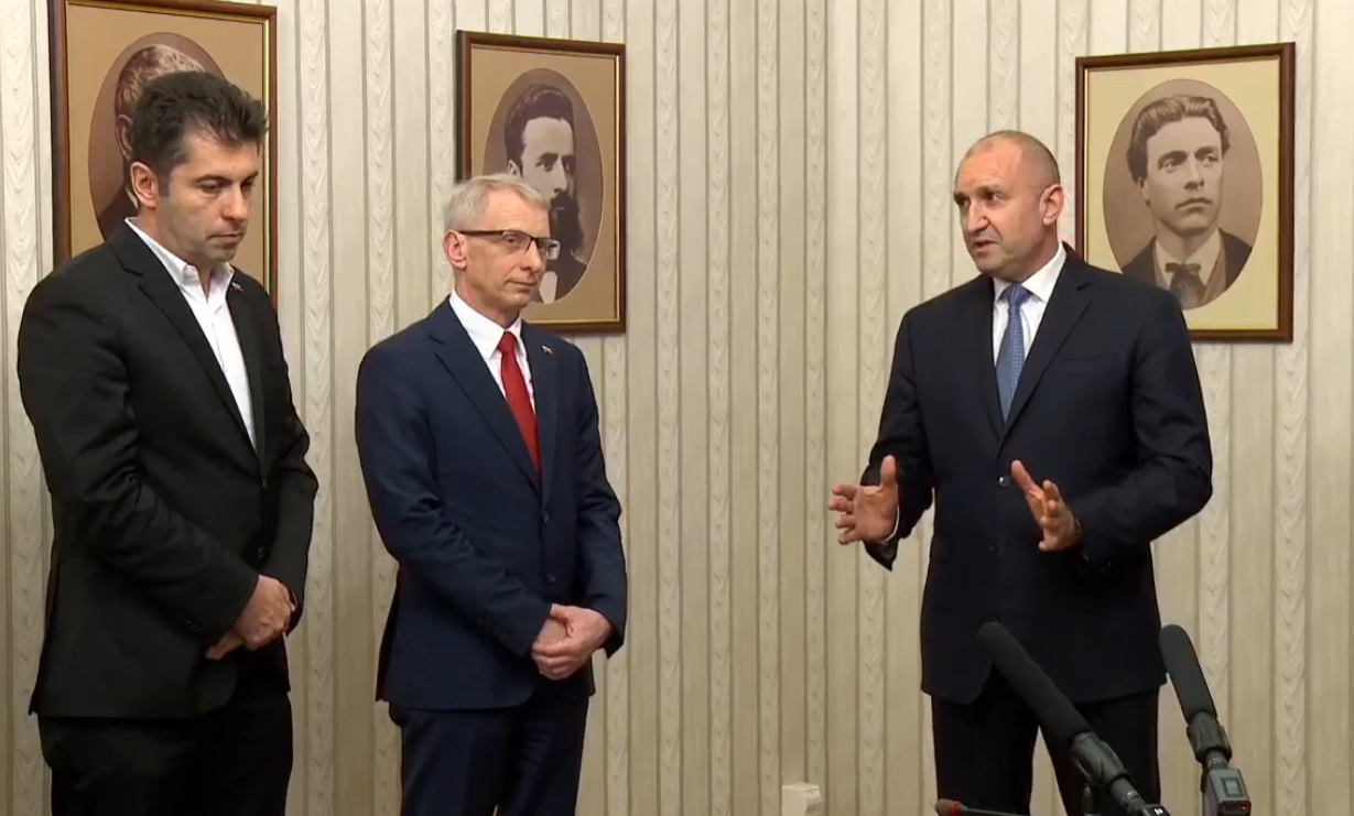ГОРЕЩО В ПИК Tv Денков върна празна папка на Радев Президентът ги