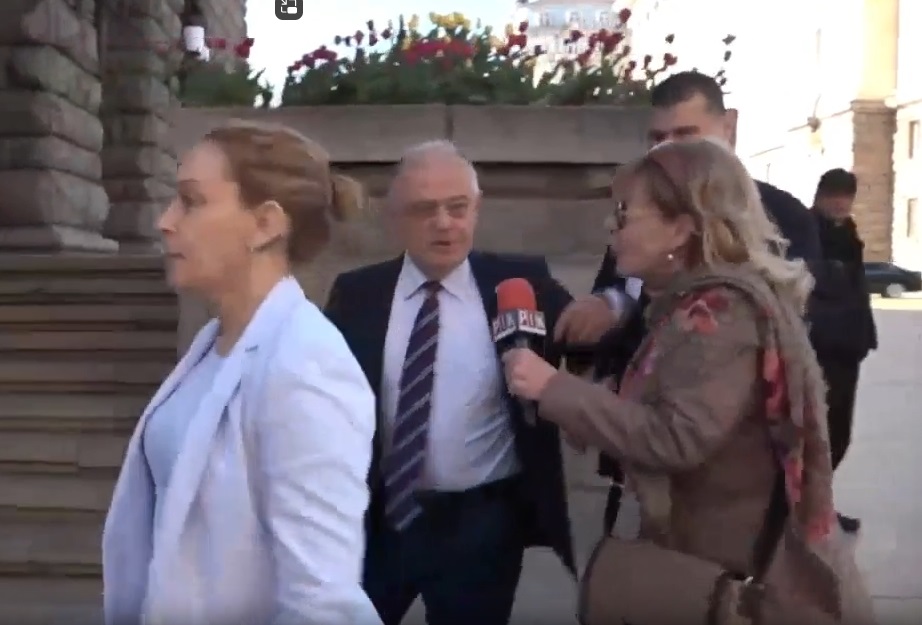 СУПЕР ШОУ В ПИК Колтуклиева хвана ген Атанасов за ръка в подлеза той се сопна Да не сме