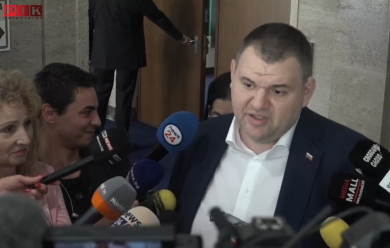 КУЛТОВО Пеевски за Кирил и Лена Те са две сладки пуделчета които ще драскат на вратата в