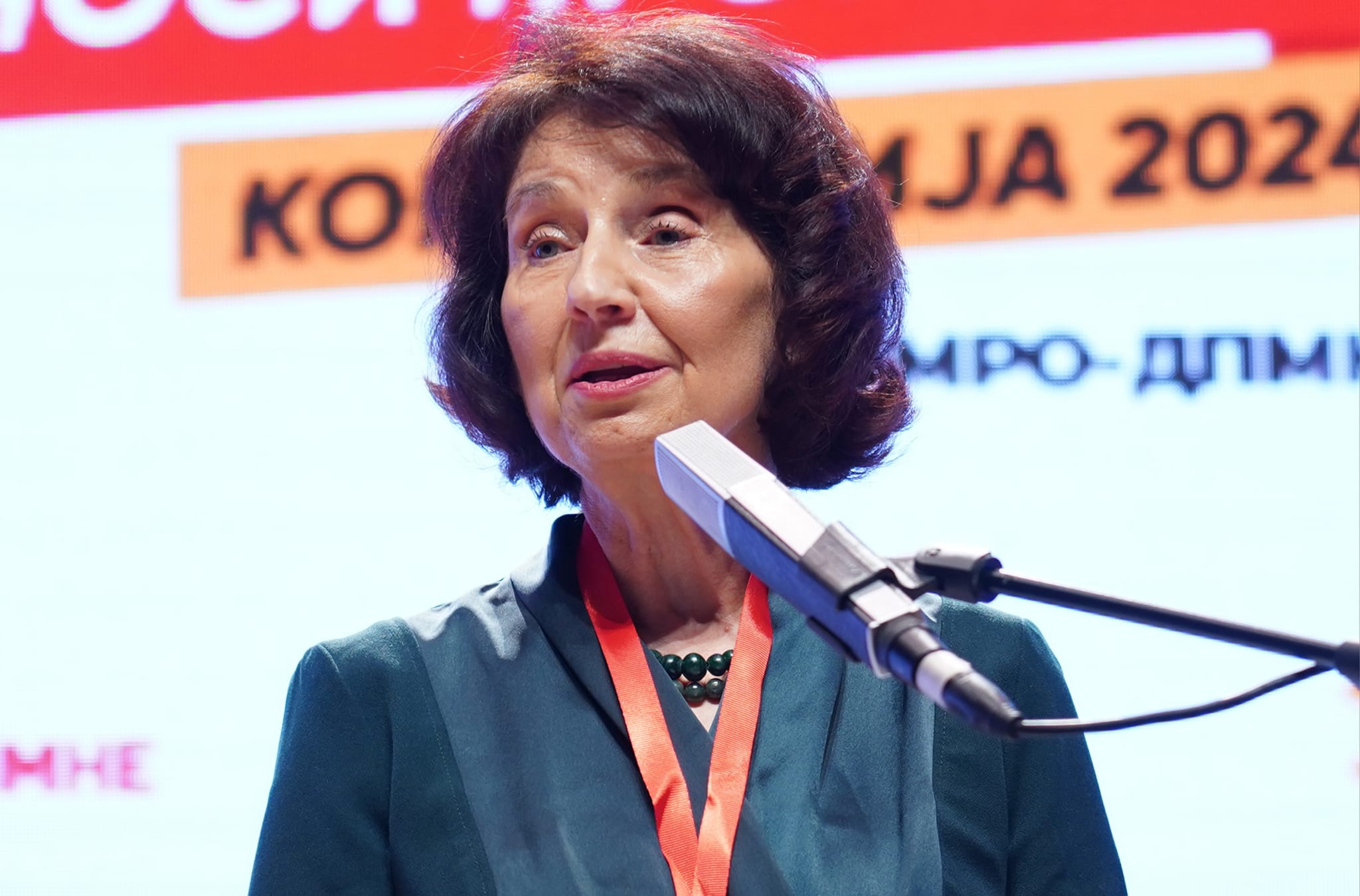 Гордана се репчи на Радев че го нямало знамето на РС Македония и я