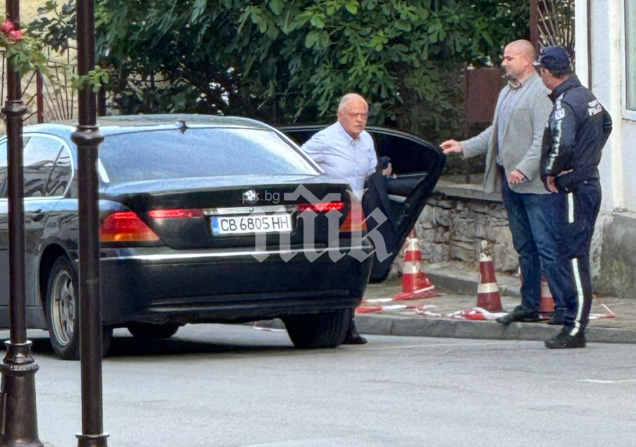 ПАНАИР В ПИК НСО отваря вратата на ген Атанасов а полицай го посреща на крака предизборно