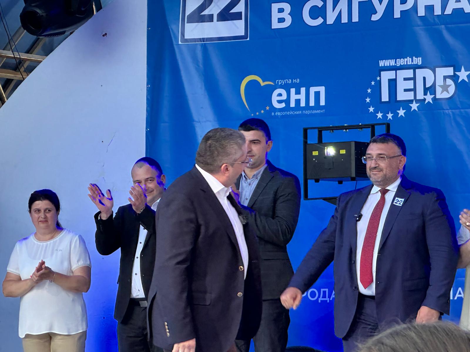 Хиляди посрещнаха Николай Нанков Младен Маринов и Валери Лачовски за края на кампанията на ГЕРБ