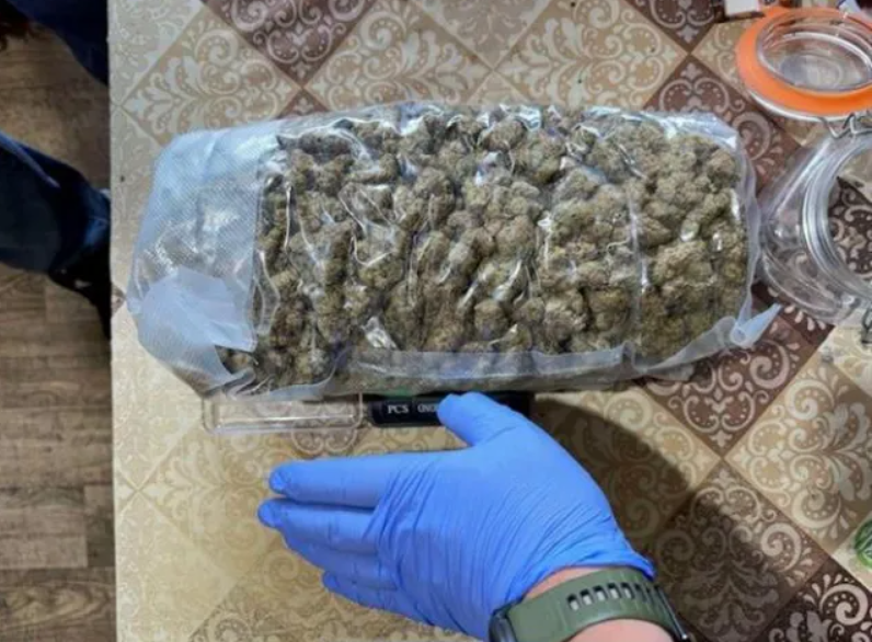 Задържаха мъж продавал наркотици на работното си място Информационна агенция ПИК