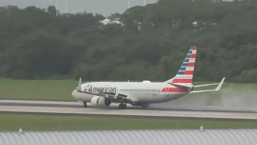 Пламна колесникът на излитащ самолет на летище в САЩ Информационна агенция ПИК