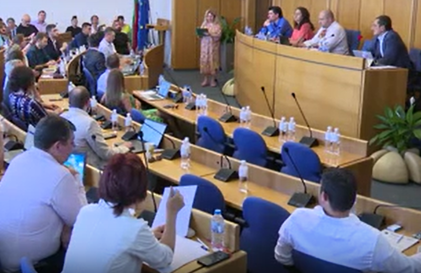 Скандал тресе Общинския съвет на София Предлагат смяна шефовете на