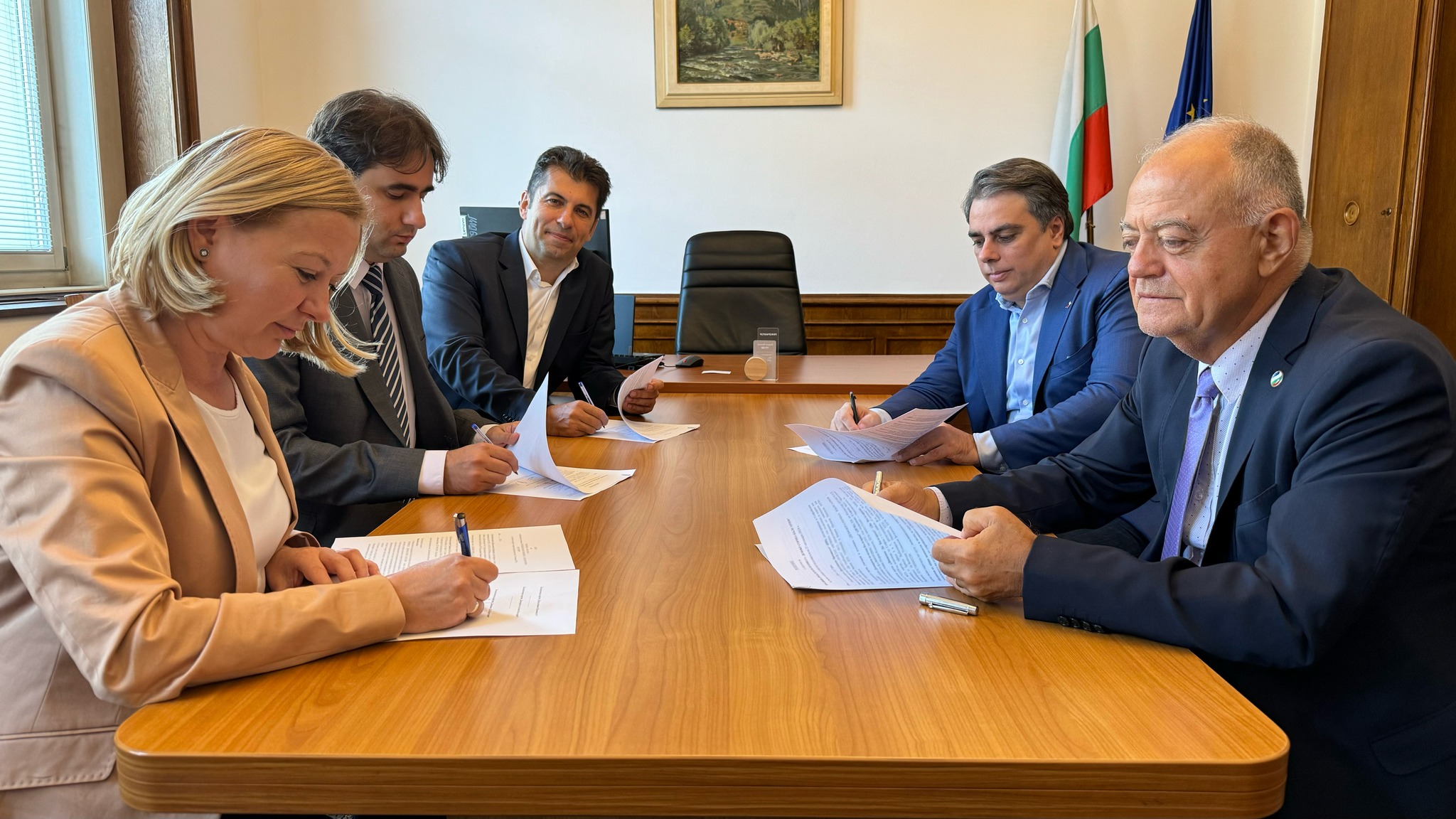 ГОРЕЩО В ПИК Предизвикаха вождовете на ППДБ на радикален ход Хайде да видим Киро Лена